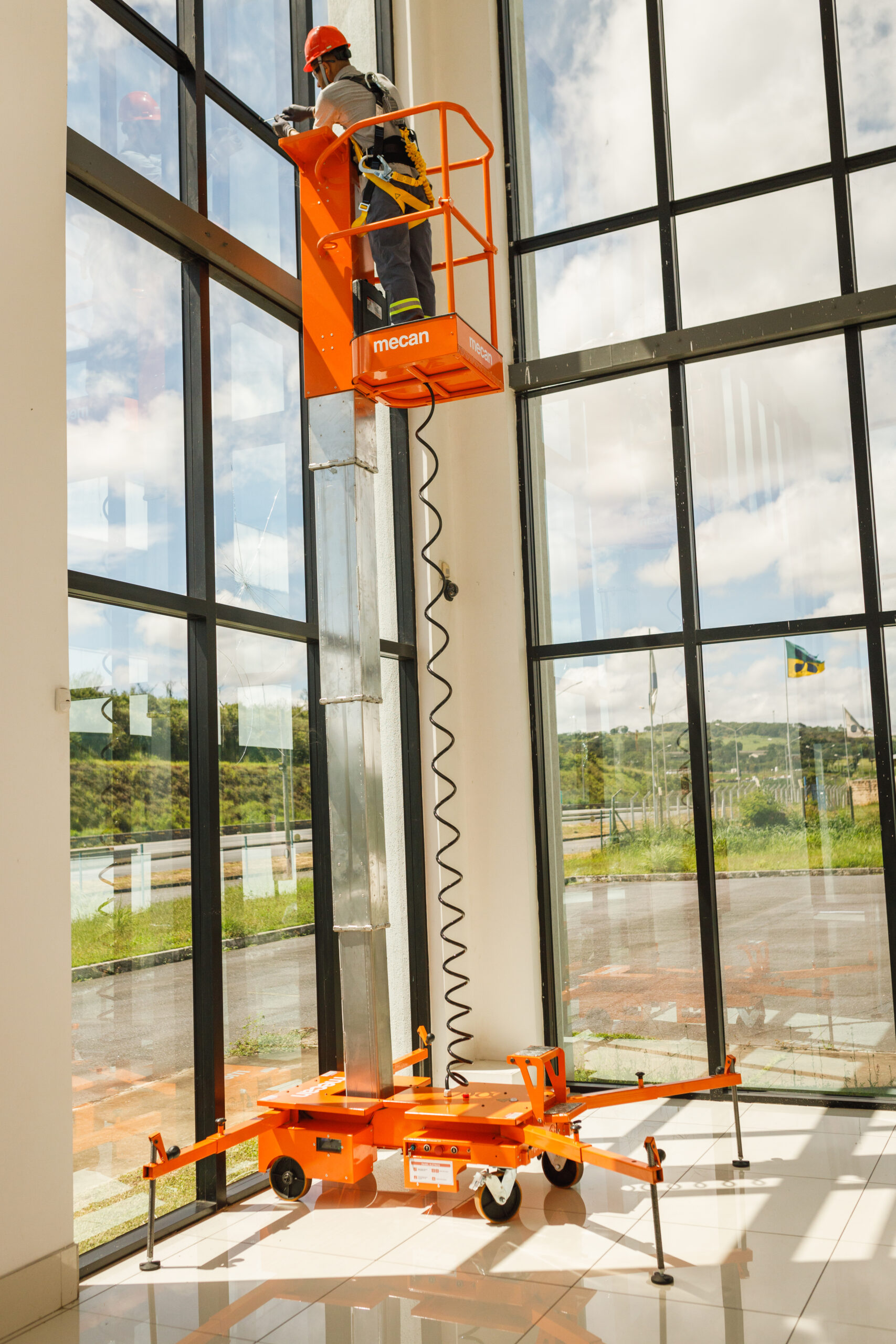 MecanFly: Solução para Acesso Seguro em Pequenas Alturas - Mecan